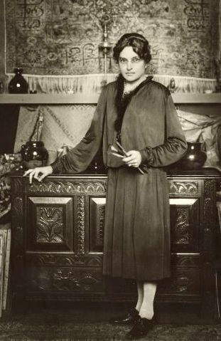 Anna Hills – FineArtClasses Tech Portal